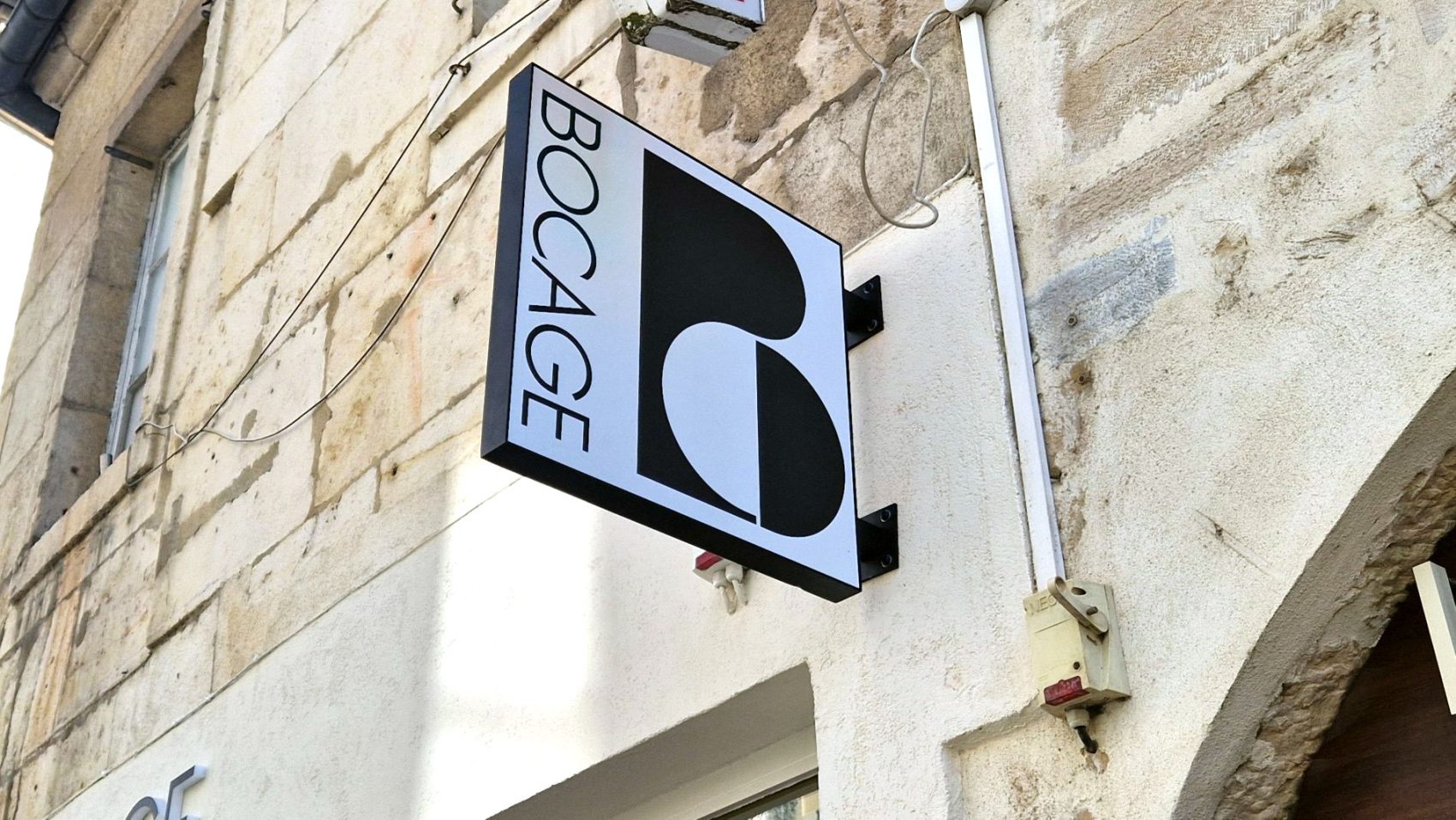 Votre enseigne drapeau sur-mesure à Dijon ou à proximité